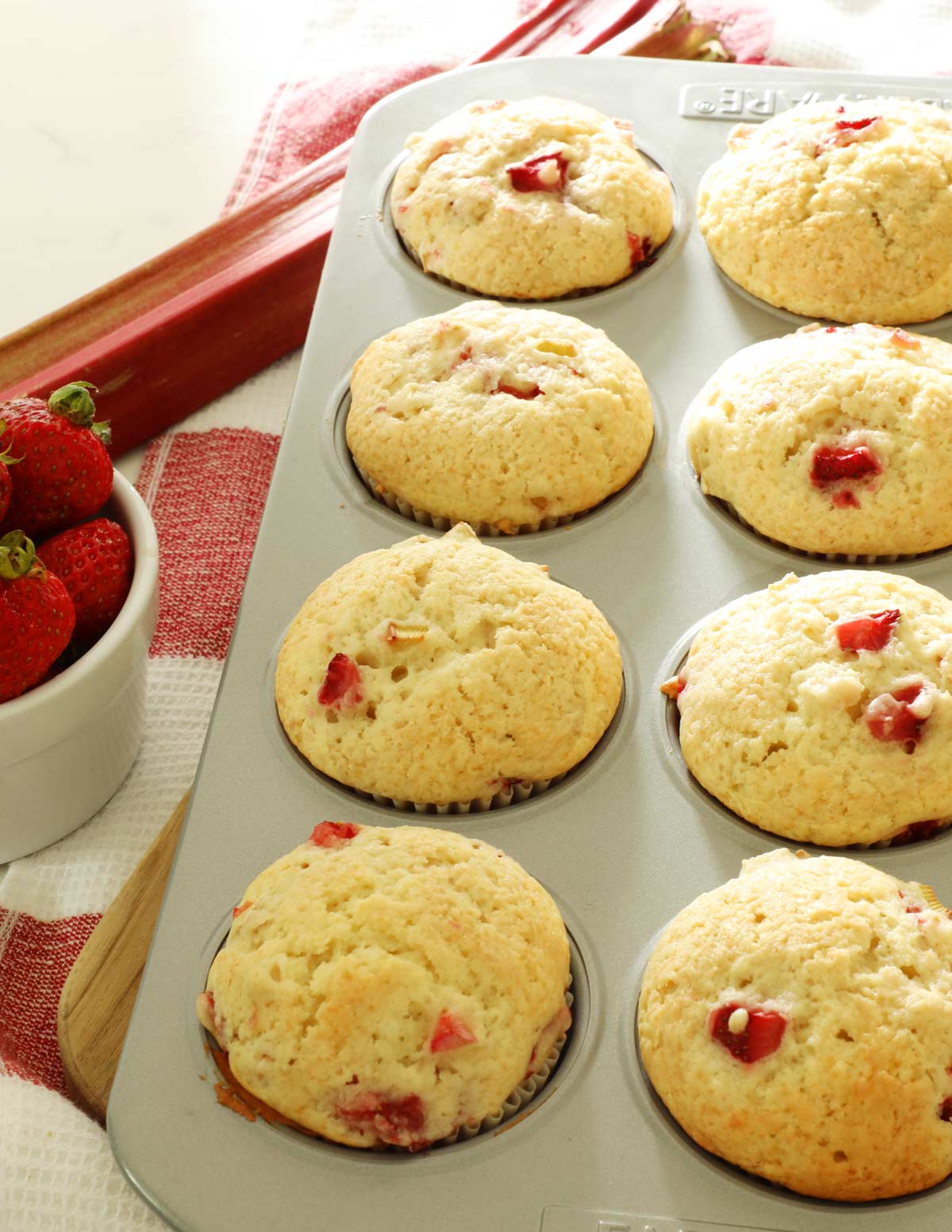Strawberry Rhubarb Muffins - Weekend Craft
