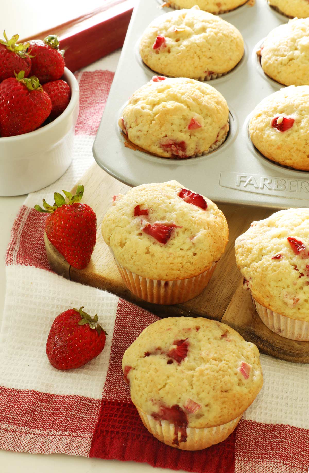 Strawberry Rhubarb Muffins - Weekend Craft